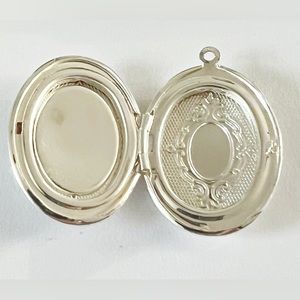 Source Unknown | Jewelry | Lady Cameo Oval Vintage Style Locket | Poshmark